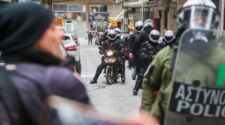 Θεσσαλονίκη: Επεισόδια με κουκουλοφόρους στο κέντρο της πόλης μετά την πορεία για τα Τέμπη ...